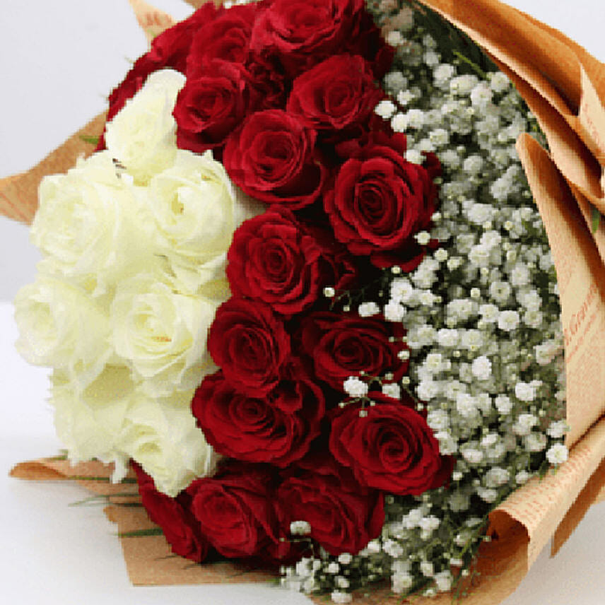 Online Lovely Red & White Roses Bouquet- Premium Gift Delivery in Qatar ...